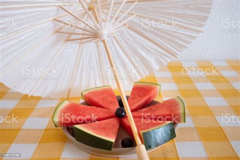 슬라이스 수박 의 요리는 먹을 준비가 건강한 식생활과 라이프스타일 휴식을 위한 신선하고 천연 과일 0명에 대한 스톡 사진 및 기타 이미지 Istock
