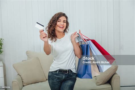 그녀의 어깨에 네 개의 상점 가방을 들고 카메라에 신용 카드를 보여주는 젊은 아프리카 계 미국인 소녀를 기쁘게 2명에 대한 스톡 사진 및 기타 이미지 Istock