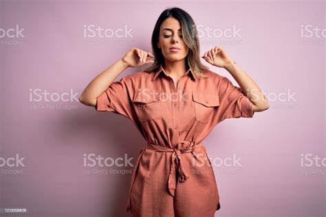 패션 도시 옷을 입고 젊은 아름다운 여자 모델은 분홍색 배경 위에 서 캐주얼 스트리트 스타일을 입고 스튜디오 촬영에 대한 스톡 사진 및 기타 이미지 Istock