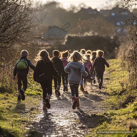 Ai创作图学生跑步背影 小学生赛跑 学校跑步 奔跑上学 奔跑上学去 徒步上学 步行上学 儿童奔跑追逐 幼儿园漫步 上学路 走教育 放学小路 跑道上的小小学生 大课间 农村放学 昵图网