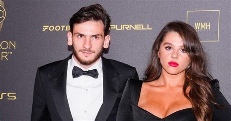 ფოტო ხვიჩა კვარაცხელია ოქროს ბურთის დაჯილდოების ცერემონიის წითელ ხალიჩაზე მეუღლესთან ერთად