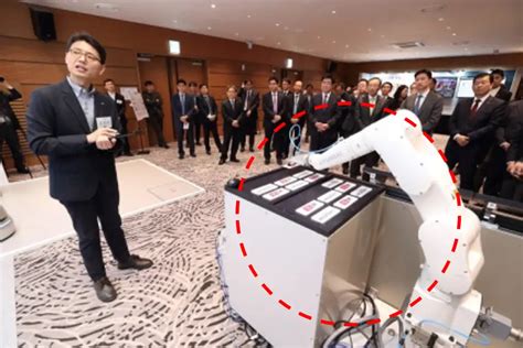 Hcnc 현대중공업 Kt 5g기반 사업협력 성과 발표회”에 Ai음성인식 협동로봇 메인부스 로봇 설비 에이치씨엔씨hcnc