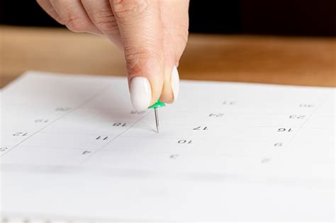 여자의 손은 테이블에 흰색 달력에 날짜를 표시하는 녹색 버튼을 보유 0명에 대한 스톡 사진 및 기타 이미지 0명 Last Day 개념 Istock