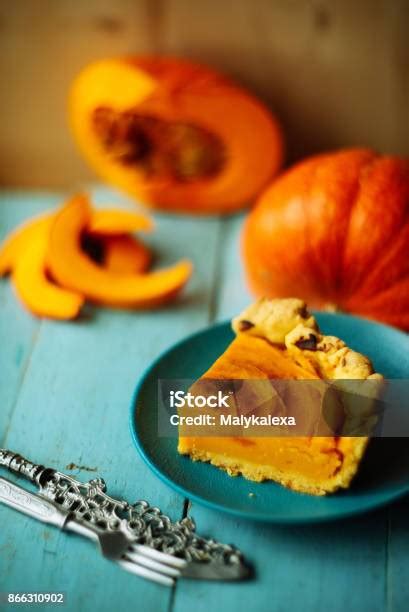 작성 반죽 어두운 소박한 배경 평면도 복고풍 스타일 프레임에 재료와 전통 호박 파이 준비 가을에 대한 스톡 사진 및 기타 이미지 Istock