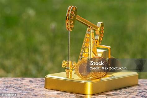 사우디 아라비아 왕국의 1 리얄과 금 오일 펌프 모델의 1 미국 달러 동전 1 달러 동전 미국 동전에 대한 스톡 사진 및 기타 이미지 1 달러 동전 미국 동전 가격