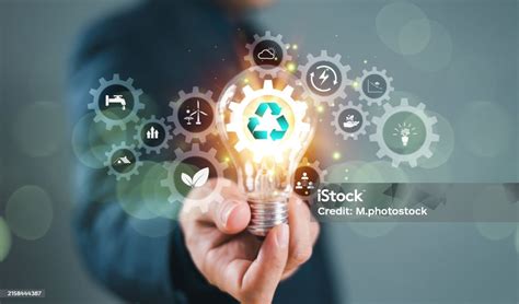 그린 에너지 지속 가능한 개발 목표 Sdg 개념 손 잡기 전구 재활용 기호가 있는 글로벌 네트워크 환경 아이콘 탄소배출권 기술 관리 환경 친화적 인 사업 개념에 대한 스톡