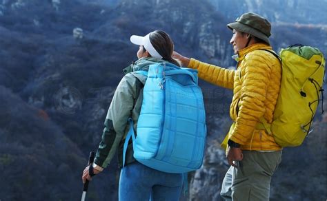 登山者高清图片 青年登山者伴侣站在山顶俯瞰 人像图片免费下载 jpg格式 1024像素 编号66988500 千图网