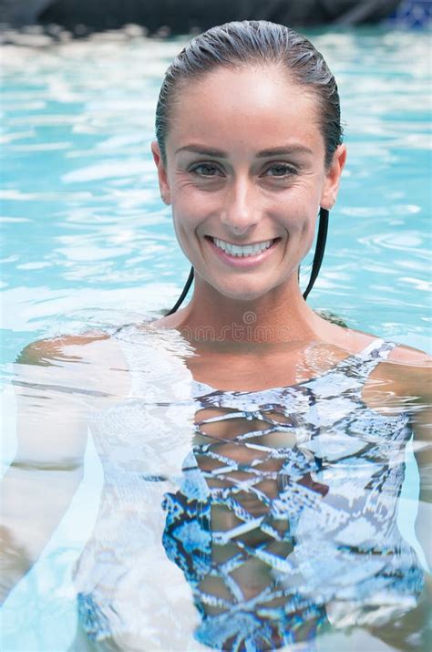 Mujer En Un Traje De Baño En La Playa Imagen De Archivo Imagen De