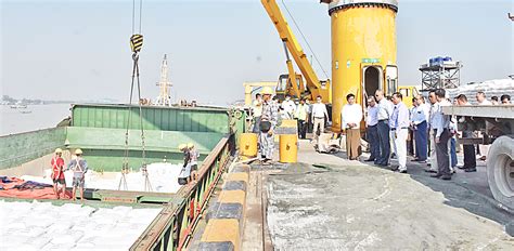 ပြည်ထောင်စုဝန်ကြီး ဦးအောင်နိုင်ဦး ရွှေမဲဆိပ်ကမ်း၌ ဘင်္ဂလားဒေ့ရှ် နိုင်ငံသို့ ဆန်တင်ပို့မှုအား သ