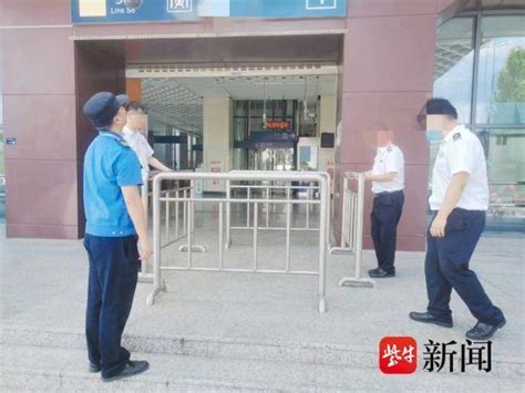 地铁口玻璃碴不断飘落执法人员立即处置消除隐患 巡查 毕建 钢化玻璃