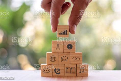 금융 및 비즈니스 성장의 금융 아이콘 개념과 그래프 아이콘사각형 나무 블록을 들고 손 개념에 대한 스톡 사진 및 기타 이미지 개념 개발 건강관리와 의술 Istock