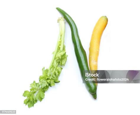 알파벳 Abc 문자의 경우 노란색 당근 녹색 칠리 페퍼 셀러리 줄기 또는 셀러리 갈비뼈로 만든 문자 N 1월에 대한 스톡 사진 및 기타 이미지 Istock