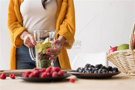 妇女在家中用水果喝去毒饮料高清图片下载 正版图片503617556 摄图网