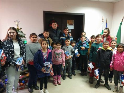 Кметът на Борован зарадва с подаръци деца на социално слаби родители снимки