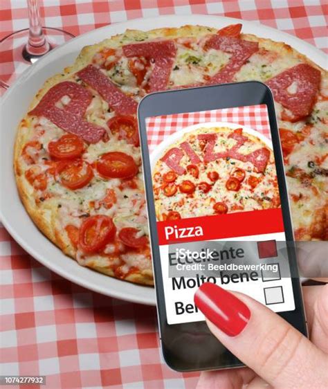 개인적인 관점 이탈리아 여자 그녀의 스마트폰으로 피자를 평가 개인적 시점에 대한 스톡 사진 및 기타 이미지 개인적 시점 고급 깅엄 Istock