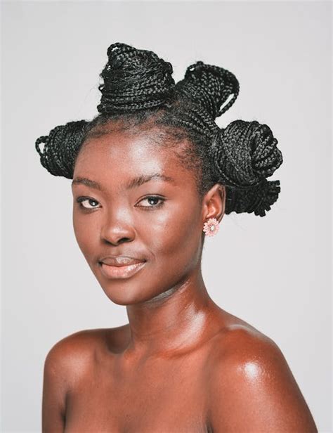 교만한 귀걸이 대담한 표현 메이크업 모델 문화적 자부심 미니멀리스트 미소 민족 전통의 반투 노트 백인 배경 보츠와나 부드러운 조명 뷰티 샷 상반신을