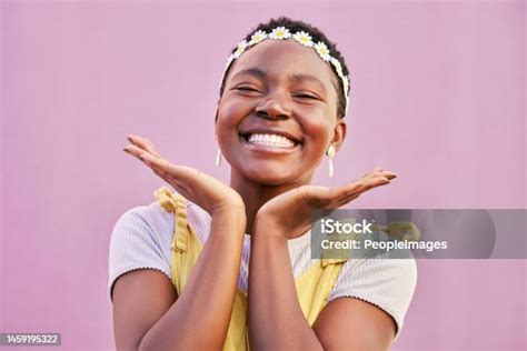 평온한 자유를 위해 분홍색 배경에 스튜디오에서 모델 흑인 여성과 함께 얼굴 놀라움 및 아름다움 와우 표정으로 흥분한 매력적인 젊은 여성과 함께 행복하고 미소 짓고 쾌활합니다