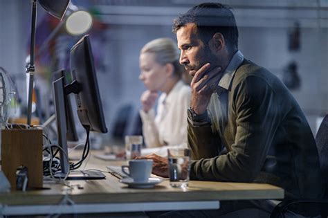 사무실의 Pc에서 펜서적 프로그래머가 코드를 읽는 프로필 보기입니다 컴퓨터 사용에 대한 스톡 사진 및 기타 이미지 컴퓨터