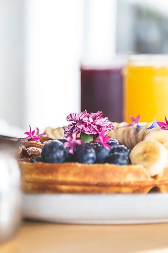 아몬드 블루 베리 딸기 바나나와 꿀 신선한 주스를 곁들인 와플 0명에 대한 스톡 사진 및 기타 이미지 0명 건강한 생활방식 구도 Istock