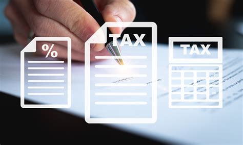 투자자는 책상 사무실에서 일하고 계산기를 사용하여 잔액 이익 통화 및 비용을 계산합니다 회계 및 재무 개념입니다 가격에 대한 스톡 사진 및 기타 이미지 Istock