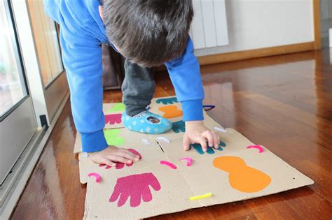 Jogo Das Mãos E Pés Ou Uma Versão Simplificada Do Twister