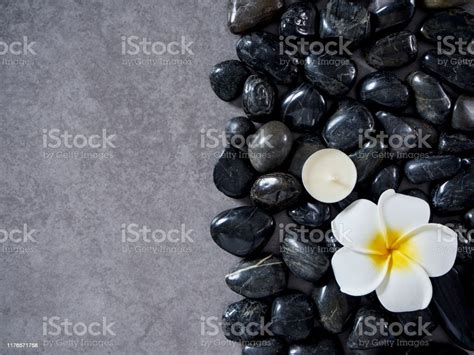 스파 컨셉 회색 대리석 배경에 검은 강 바위와 향기로운 촛불 검은색에 대한 스톡 사진 및 기타 이미지 검은색 돌 바위 마사지 Istock