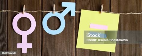 나무 배경에 밧줄에 옷핀과 함께 부착 된 동등한 기호와 종이와 스티커 메모에서 잘라 여성과 남성 기호 0명에 대한 스톡 사진 및 기타 이미지 Istock