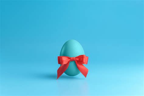 파란색 배경에 빨간 리본 활이 있는 파란색 달걀 1개 최소한의 행복 부활절 개념 장식입니다 개성 개념에 대한 스톡 사진 및 기타 이미지 Istock