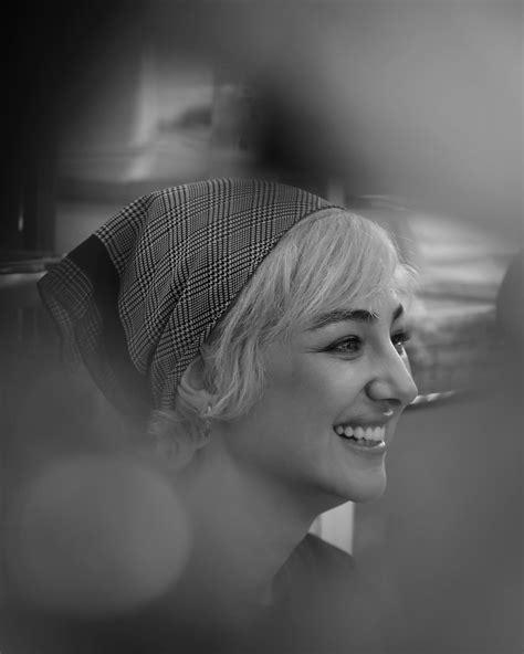 هیچوقت عاشق بوده‌ای، ستار؟ ستار به لبخندی دوستانه گفت ــ عاشق زیاد