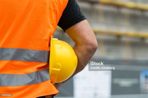 오렌지 안전 조끼 노란색 헬멧을 들고와 건설 노동자를 자른 도로 건설에 대한 스톡 사진 및 기타 이미지 도로 건설 보살핌
