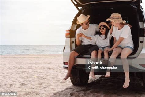 가족 행복한 여행은 자동차 여행 도로 여행 일몰 아래 차에서 여름 휴가 아빠 엄마 딸 휴가와 휴식이 함께 분위기를 만끽합니다