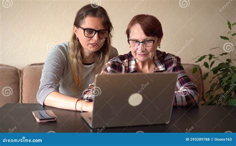 Kleindochter Vertelt Haar Oude Grootmoeder Hoe Ze Een Laptop Moet