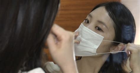 흰 마스크에 자외선 반사따갑고 아파요