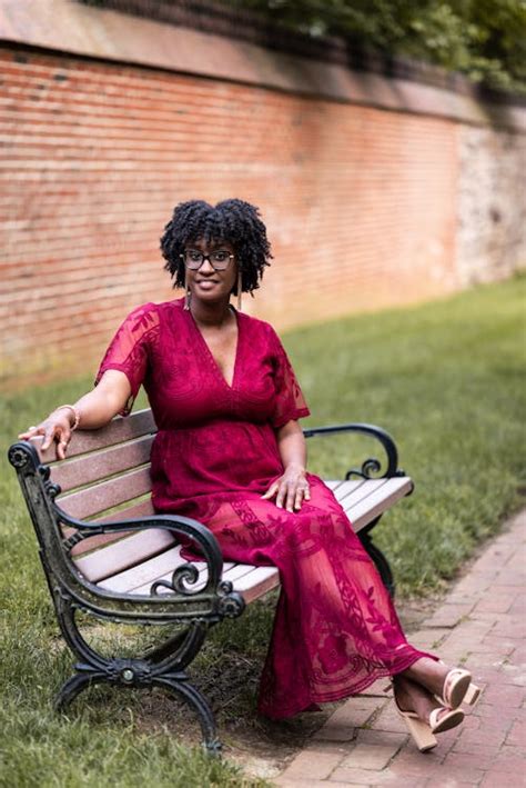 공원 드레스 미소 짓는 벤치 수직 쐈어 스타일 아름다운 아프로 앉아 있는 여성 우아한 젊은 패션 하이힐에 관한 무료 스톡 사진