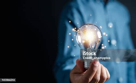 아이디어와 영감 아이디어를 통한 혁신 전구를 들고 있는 인간의 손 창의력에 대한 아이디어 지속 가능한 비즈니스 개발의 영감 개념 혁신 개념에 대한 스톡 사진 및 기타 이미지