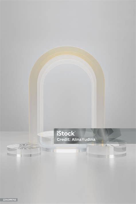투명 유리 모형 3d 렌더링의 3 개의 원통형 연단 배경의 3d 사실적인 세트 하얀 장면 빛이 빛나는 노란색 아치 배치 제품을 위한 미니멀리스트 무대 쇼케이스 플랫폼 3가지