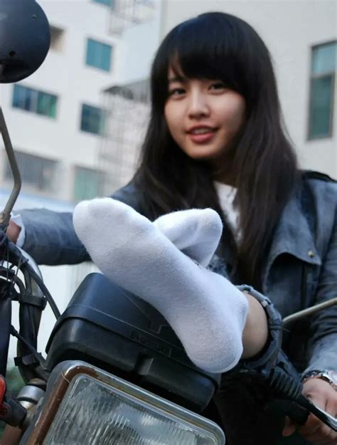 真实美脚玉足（生活中）23k On Twitter 真实美女裸足足底收藏（no150）真正喜欢的人和事，都是值得我们去坚持的，全力以赴，当你看到美足妹子的时候一定不要放过，阳了三天，今天