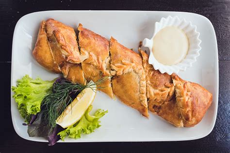 직사각형 접시에 얇게 썬 퍼프 페이스트리 롤 채소와 레몬 화이트 소스로 장식 0명에 대한 스톡 사진 및 기타 이미지 0명 건강한 생활방식 건강한 식생활 Istock