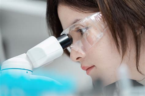 과학 연구 및 혁신을 위해 실험실 환경에서 현미경을 통해 관찰하는 여성 과학자의 클로즈업 Stem 주제에 대한 스톡 사진 및 기타 이미지 Stem 주제 검사 보기