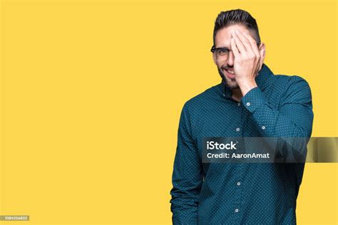 격리 된 배경 얼굴과 놀라운 감정에 확신 미소와 함께 손으로 한쪽 눈을 덮고 위에 안경을 쓰고 젊은 잘생긴 비즈니스 사람 가리기에 대한 스톡 사진 및 기타 이미지 Istock