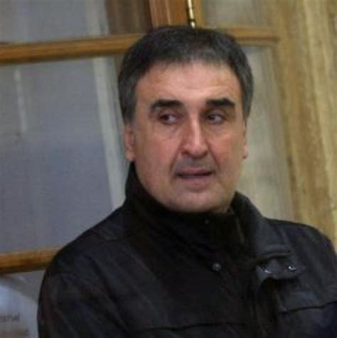 Почина най близкия човек на Веселин Маринов Певецът не знае къде се намира Снимка За Жената