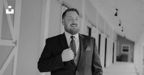 양복을 입고 넥타이를 맨 남자가 복도에 서 있다 사진 Unsplash의 무료 필라델피아 이미지