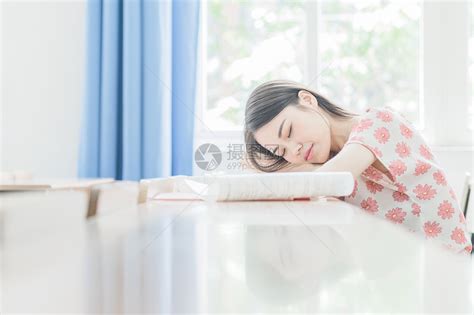 趴在桌子上睡着的同学高清图片下载 正版图片500399349 摄图网