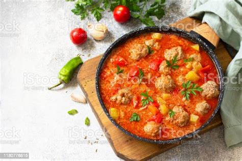 스페인 요리와 멕시코 음식 알본다디가스 미트볼과 야채를 곁들인 뜨거운 스튜 토마토 수프 텍스트에 사용할 수 있는 여유 공간입니다 0명에 대한 스톡 사진 및 기타 이미지