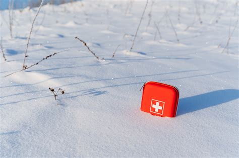 응급 처치 키트는 자연의 눈 추운 계절 약이 든 빨간 가방 약이 든 상자에 흰색 십자가 눈 속의 겨울 트레킹에 놓여 있습니다 가방에 대한 스톡 사진 및 기타 이미지 Istock