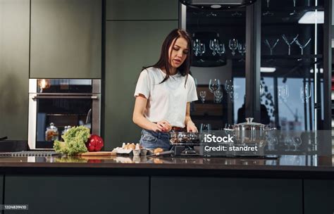 야채와 건강 한 제품을 사용 하 여 음식을 준비 젊은 아름 다운 갈색 머리 에 캐주얼 옷 실내 에 부엌 에 낮 25 29세에 대한 스톡 사진 및 기타 이미지 Istock