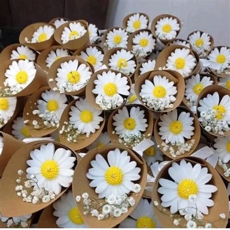 خرید و قیمت گیفت گل بابونه مدل دسته گل به همراه گل ژیپسوفیلا و تگ اسم