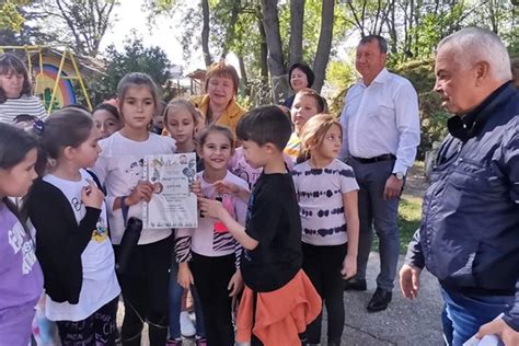 Дарение за Зоокът Павликени направиха второкласници от търновско училище