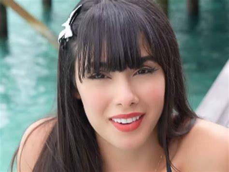Juliana Bonde Canta Música De Duplo Sentido Só De Biquíni E Provoca Clima Quente Na Web O Tempo