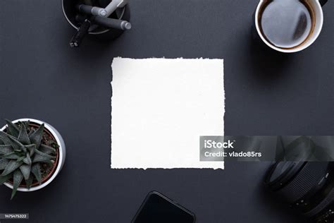 전화 카메라 커피 머그잔 식물 및 펜으로 둘러싸인 검은 사무실 책상에 빈 종이 프레임 평면도 복사 프레젠테이션을 위한 플랫 레이 구성 0명에 대한 스톡 사진 및 기타 이미지
